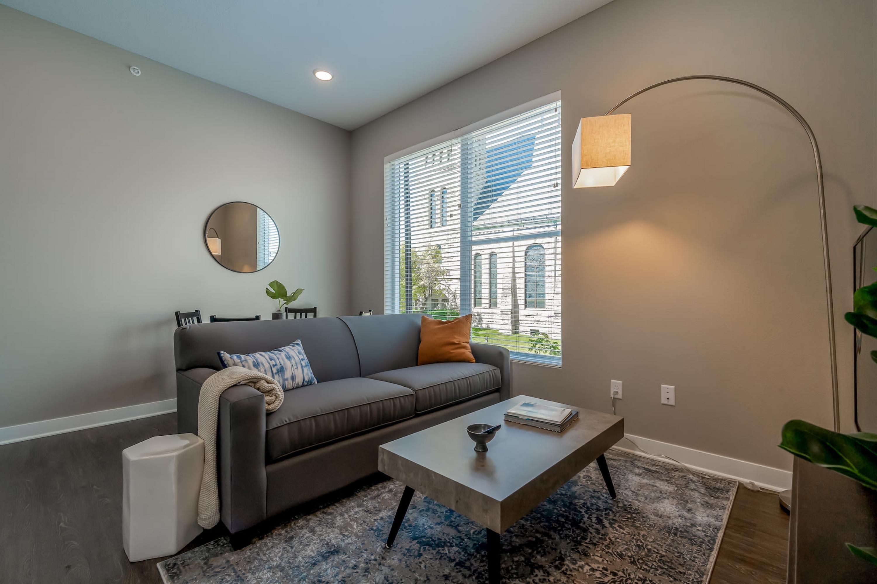 Des Moines | Designer 1bd/1ba Downtown Apartment - Des Moines, IA