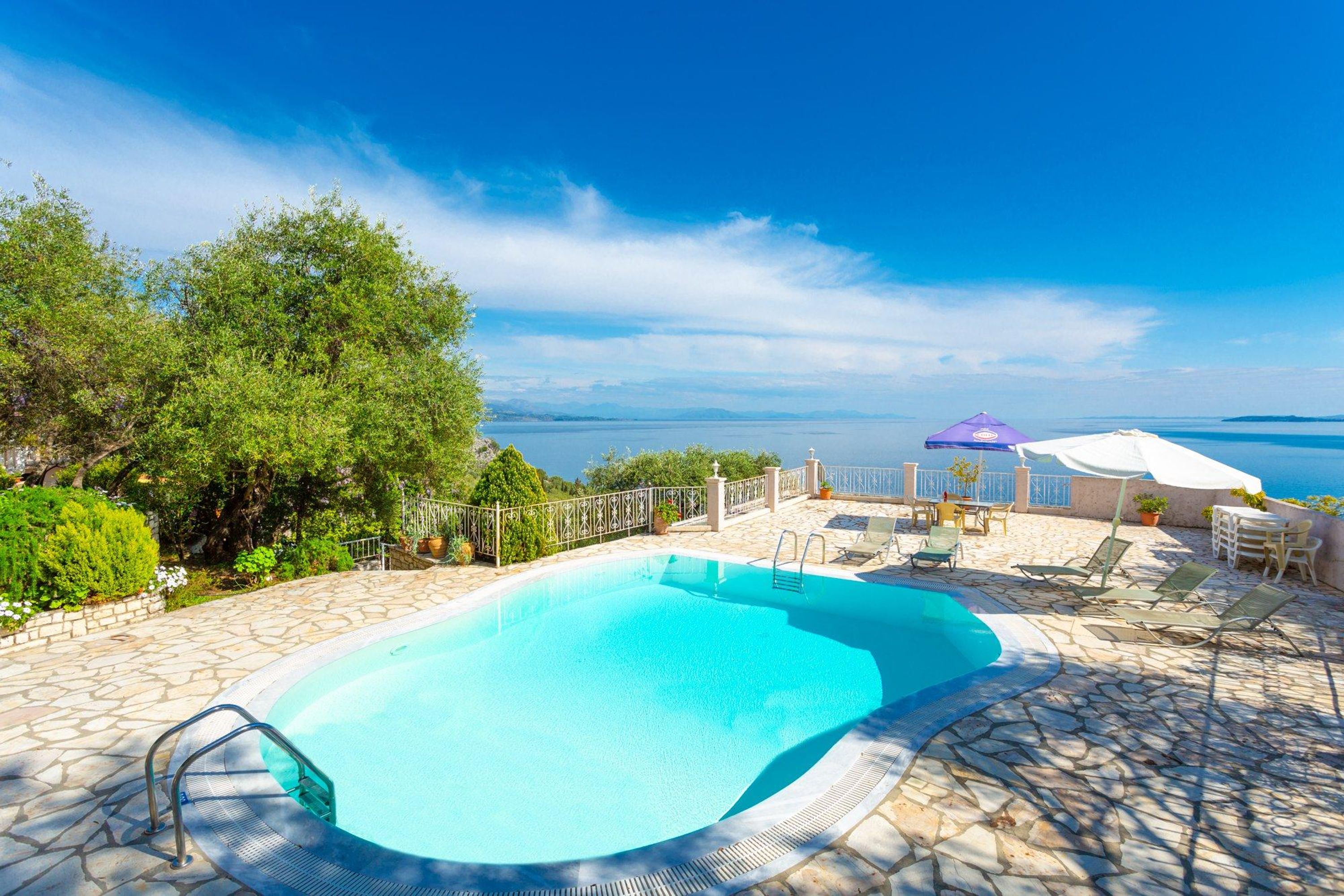 Michalis: Large Private Pool, Walk to Beach, Sea Views, A/C, WiFi, Car ...