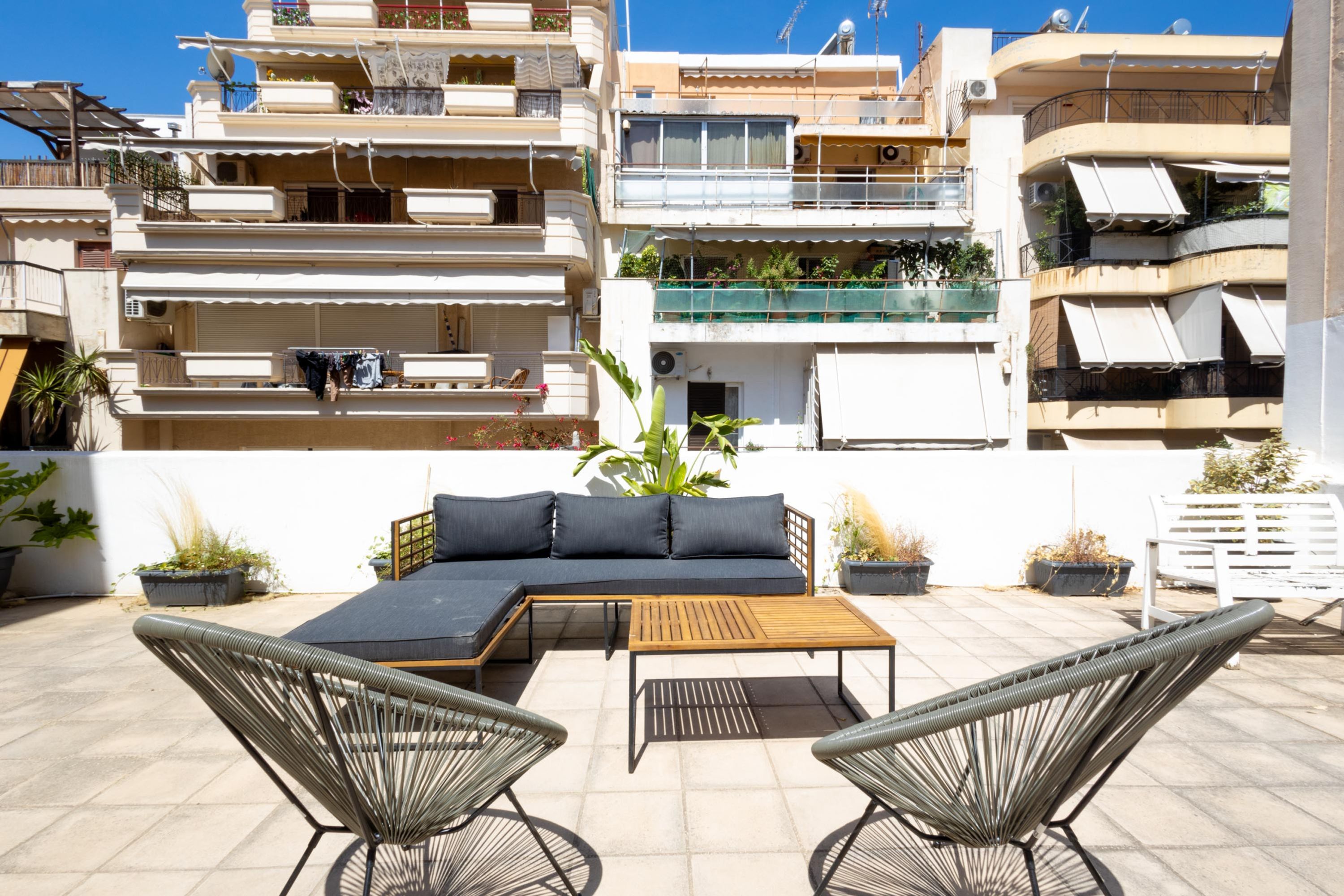 Renovated (2025) 5 Bdr House Near Acropolis - New Beds, Terrace & Green Yard - Athen