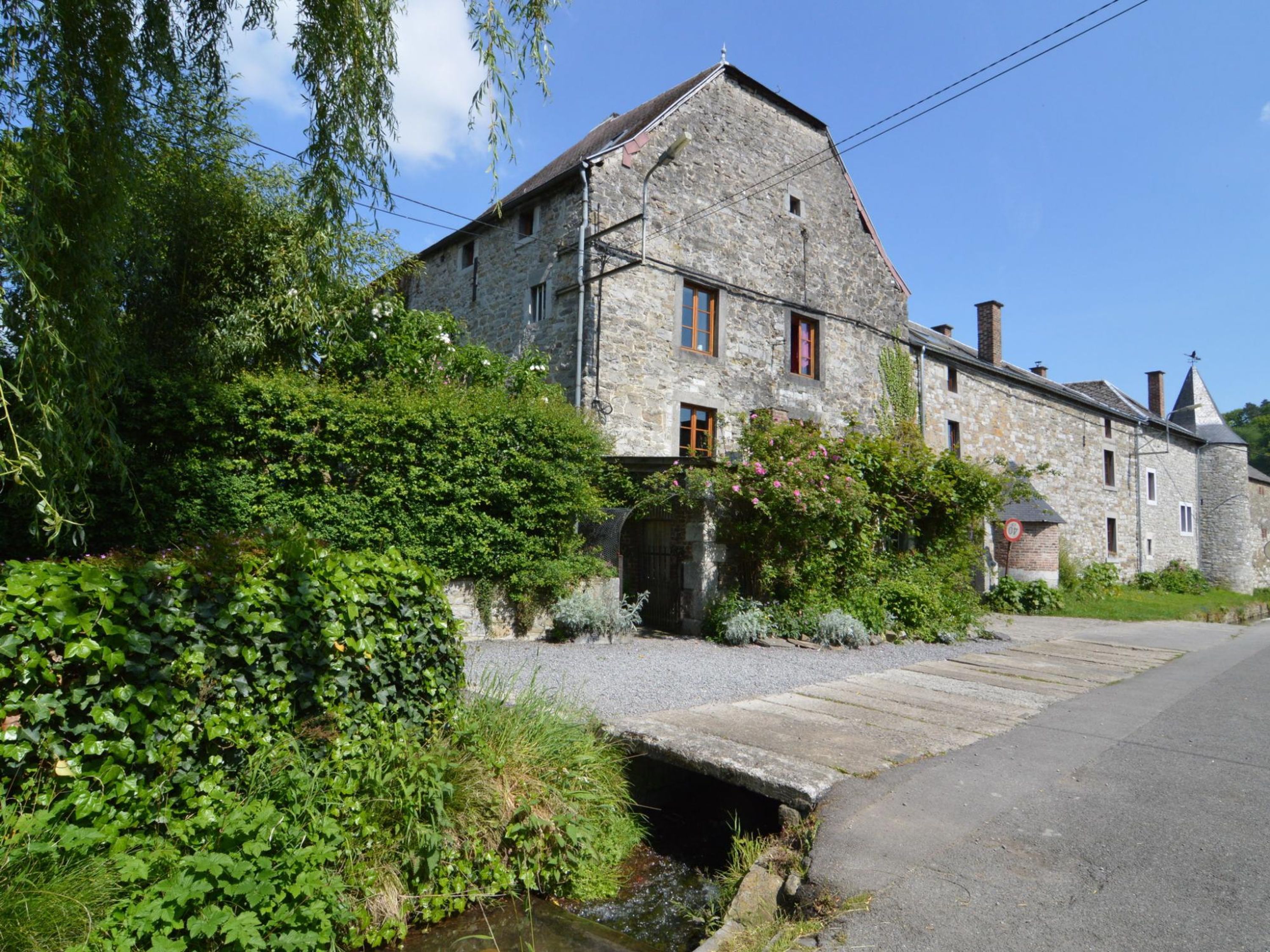 Enchanting Cottage in Comblain-Fairon with Terrace, Garden