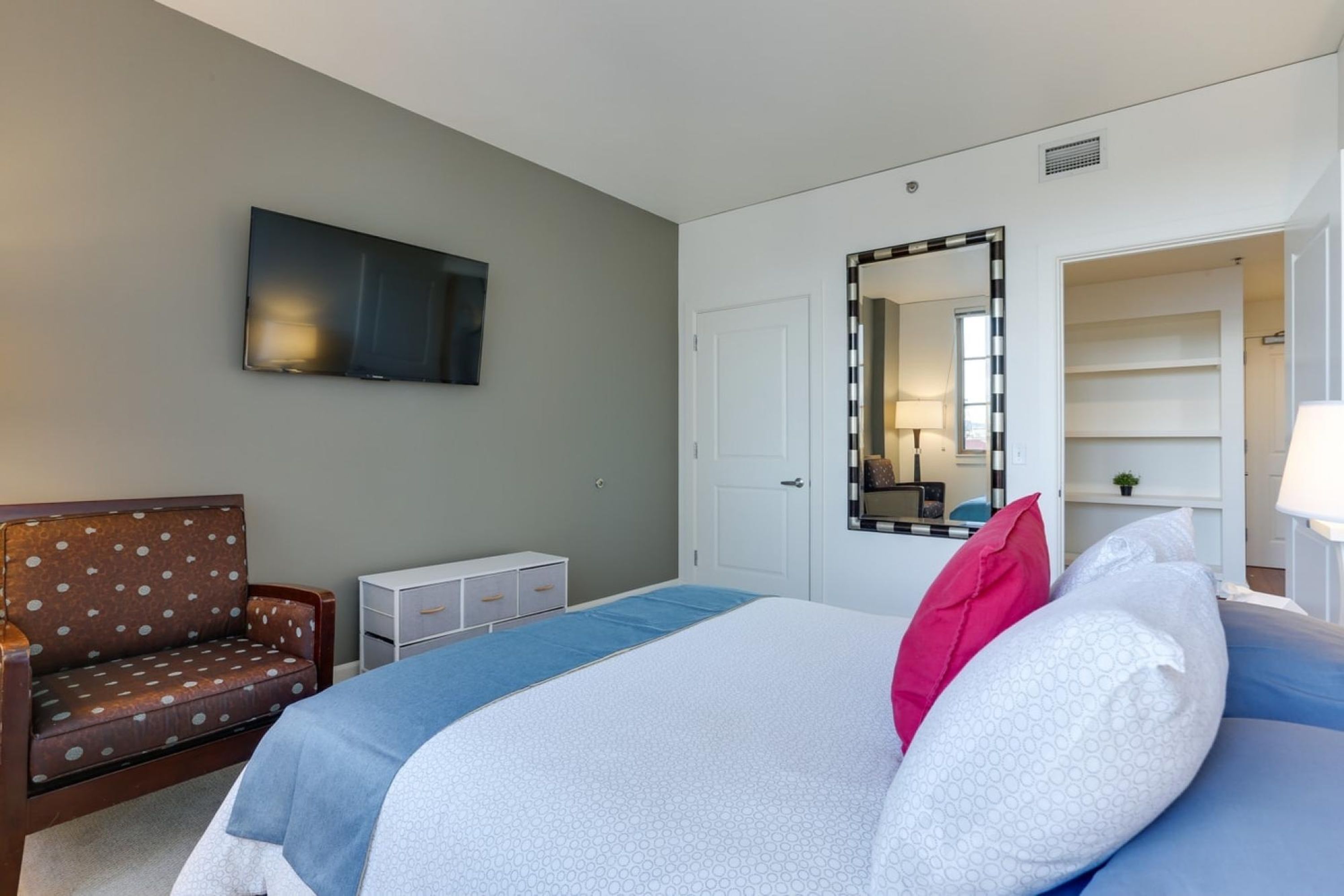 Bright Recently Upgraded Apt – Downtown Location - Portland, OR