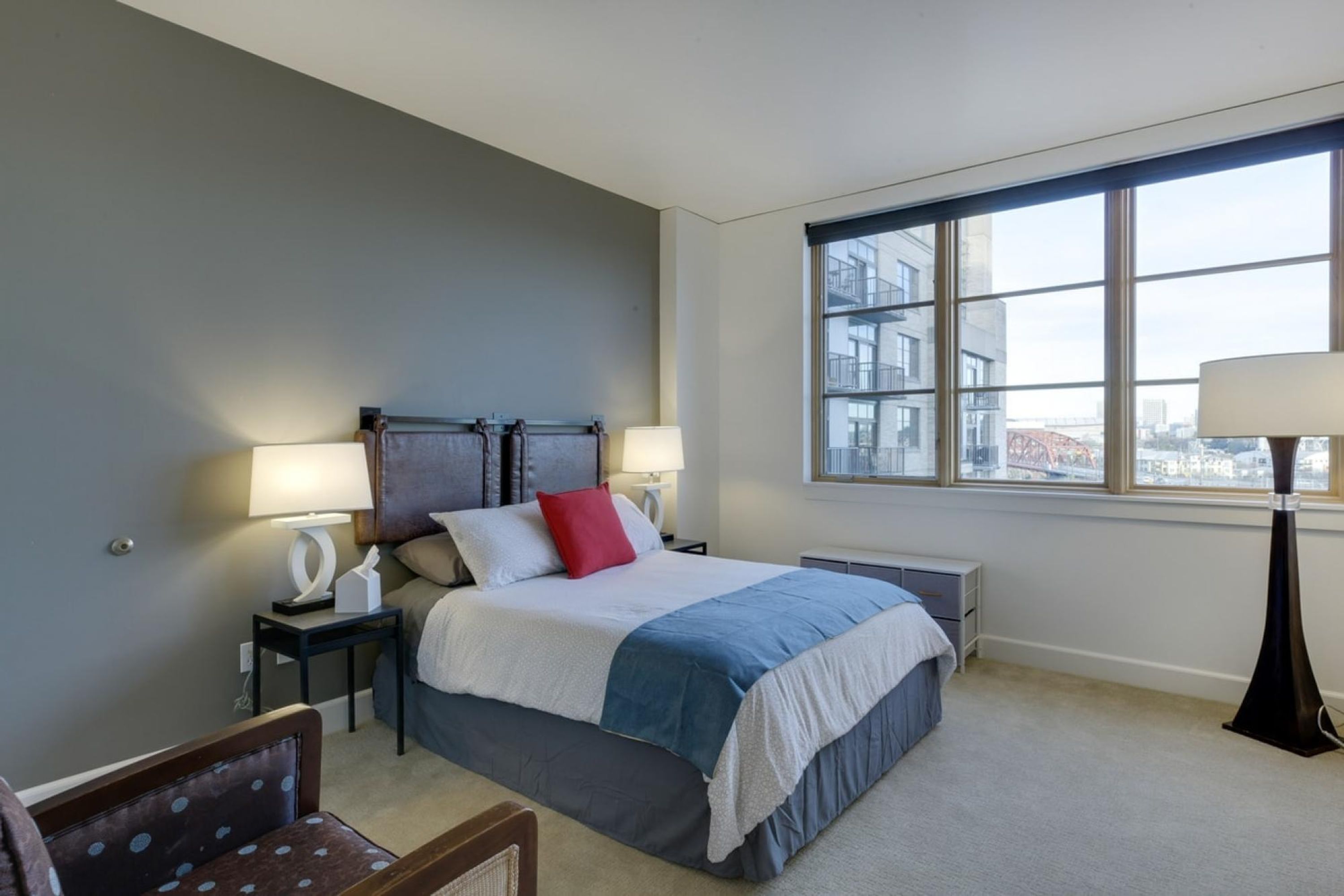 Great Spacious Apartment - Free Parking! - Vancouver, WA