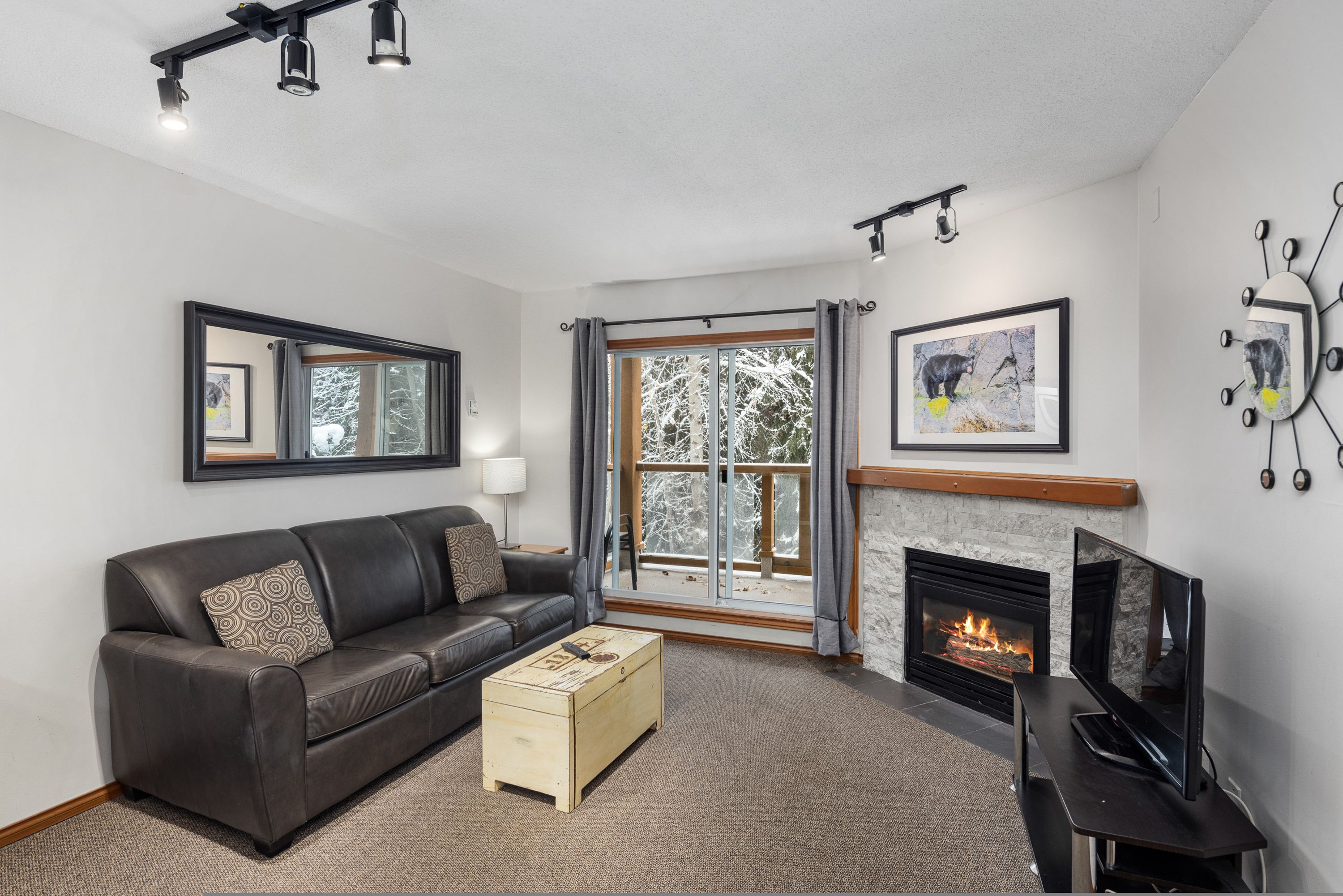 1br Townhome With Private Hot Tub And Pool. Gr 65 - British Columbia