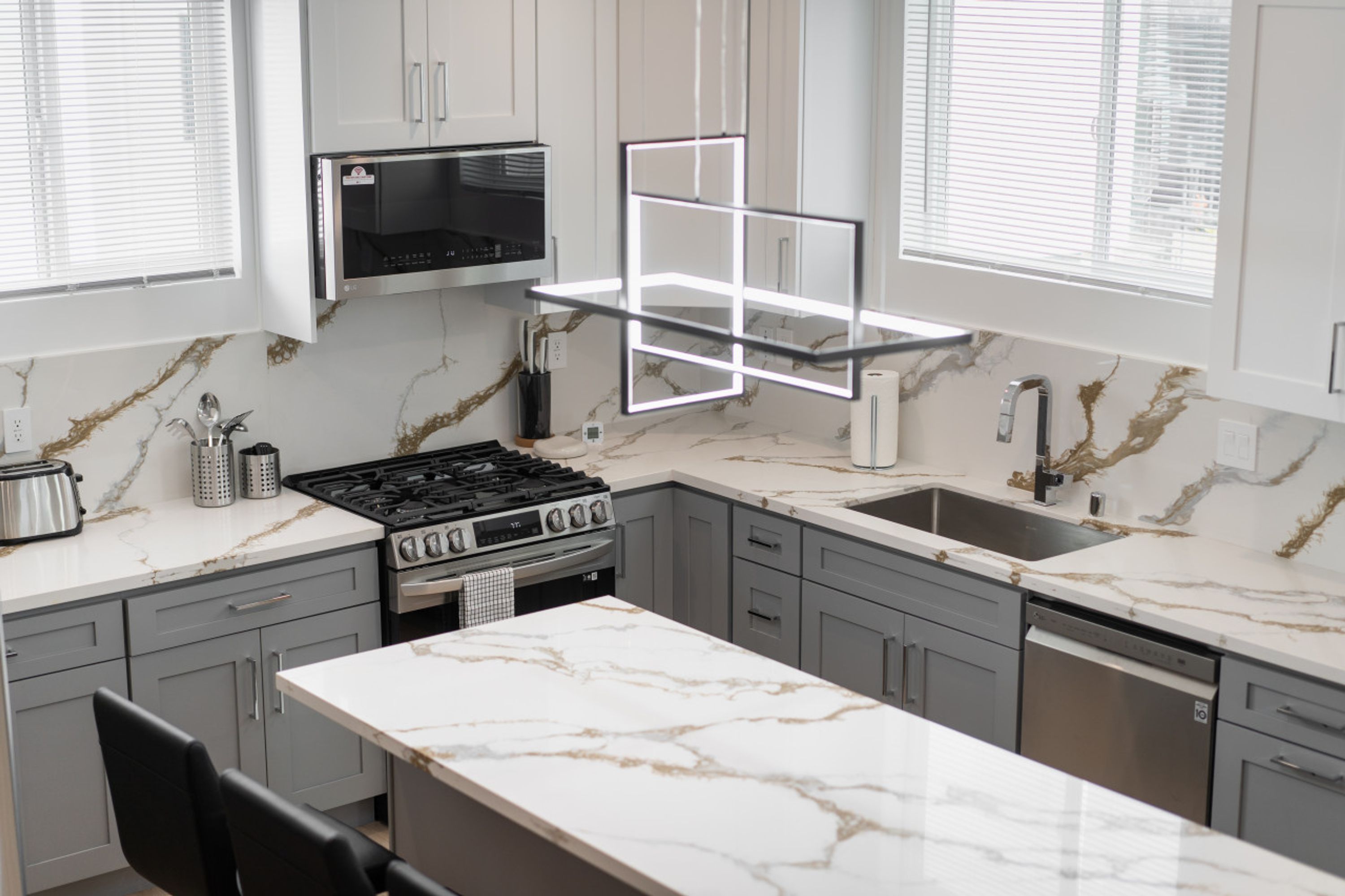 Modern 3br Home Built 2023 W/ Garage, Fenced Patio, 2 Balconies & Ev-charger P65 - Burbank, CA