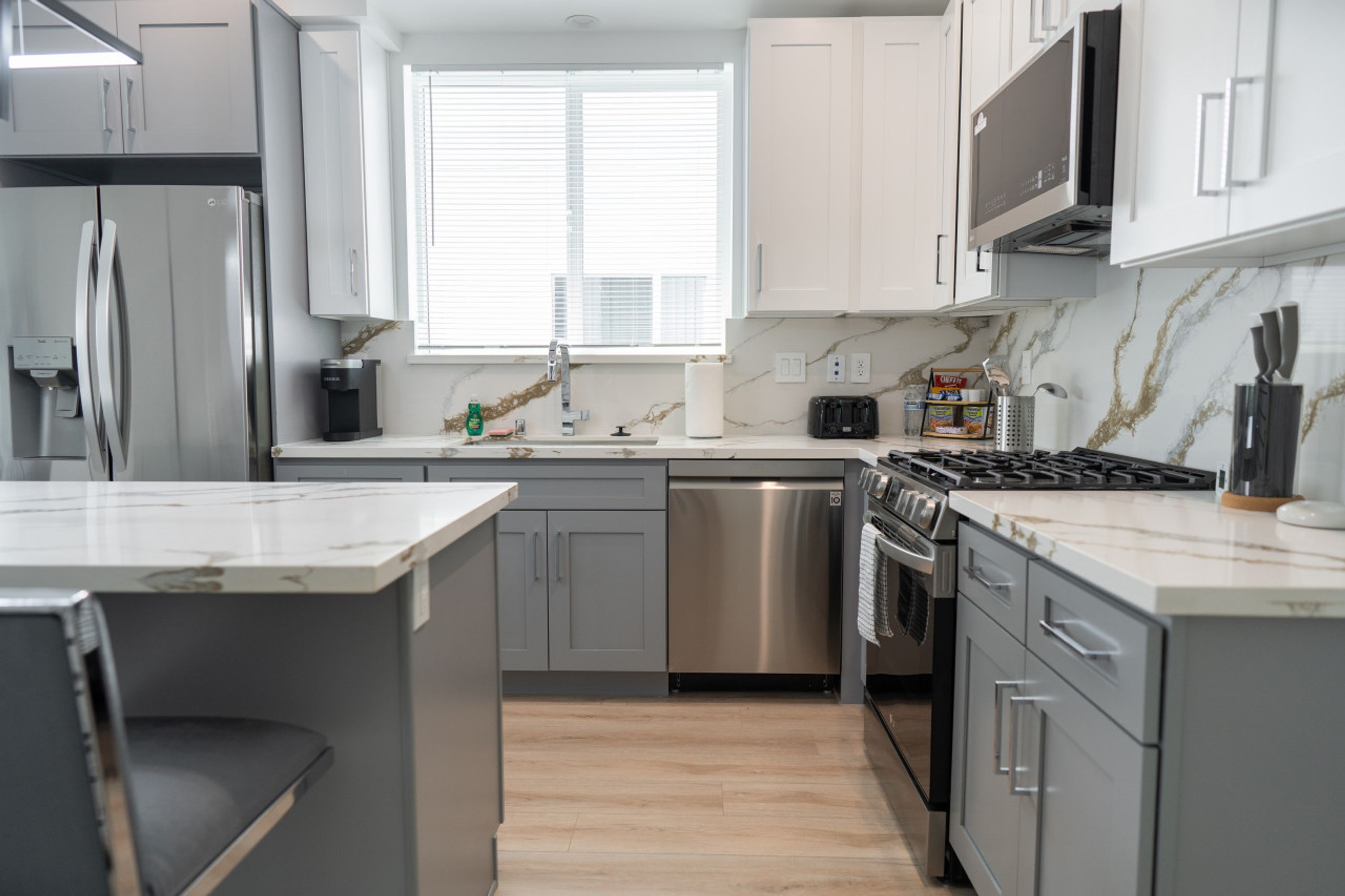 Modern 3-4 Br Townhome Built 2023 W/ Office, Bonus Room, Garage & Ev Charger P64 - Beverly Hills, CA