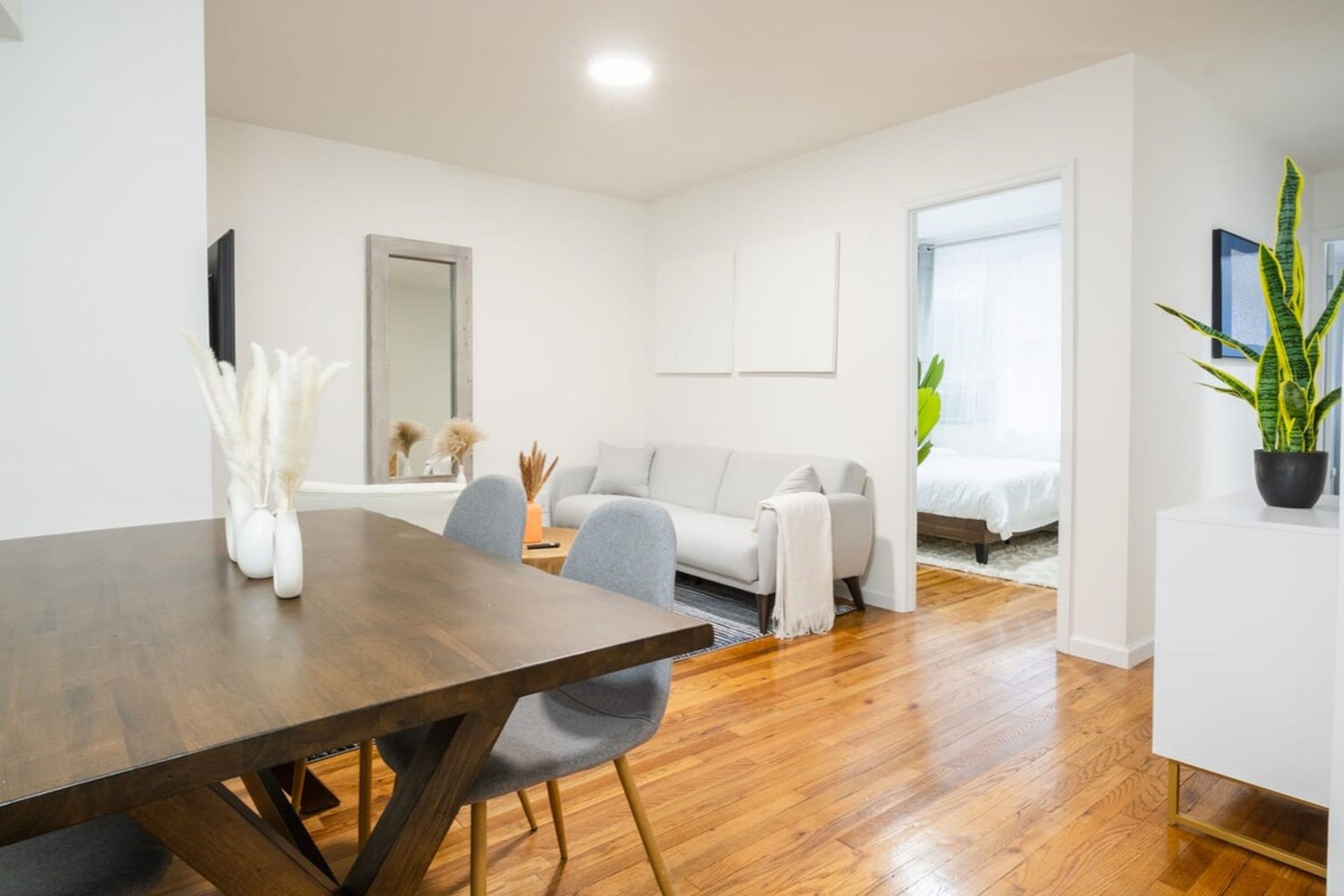 49-3b Newly Renovated 2br W D Midtown East - Queens, NY