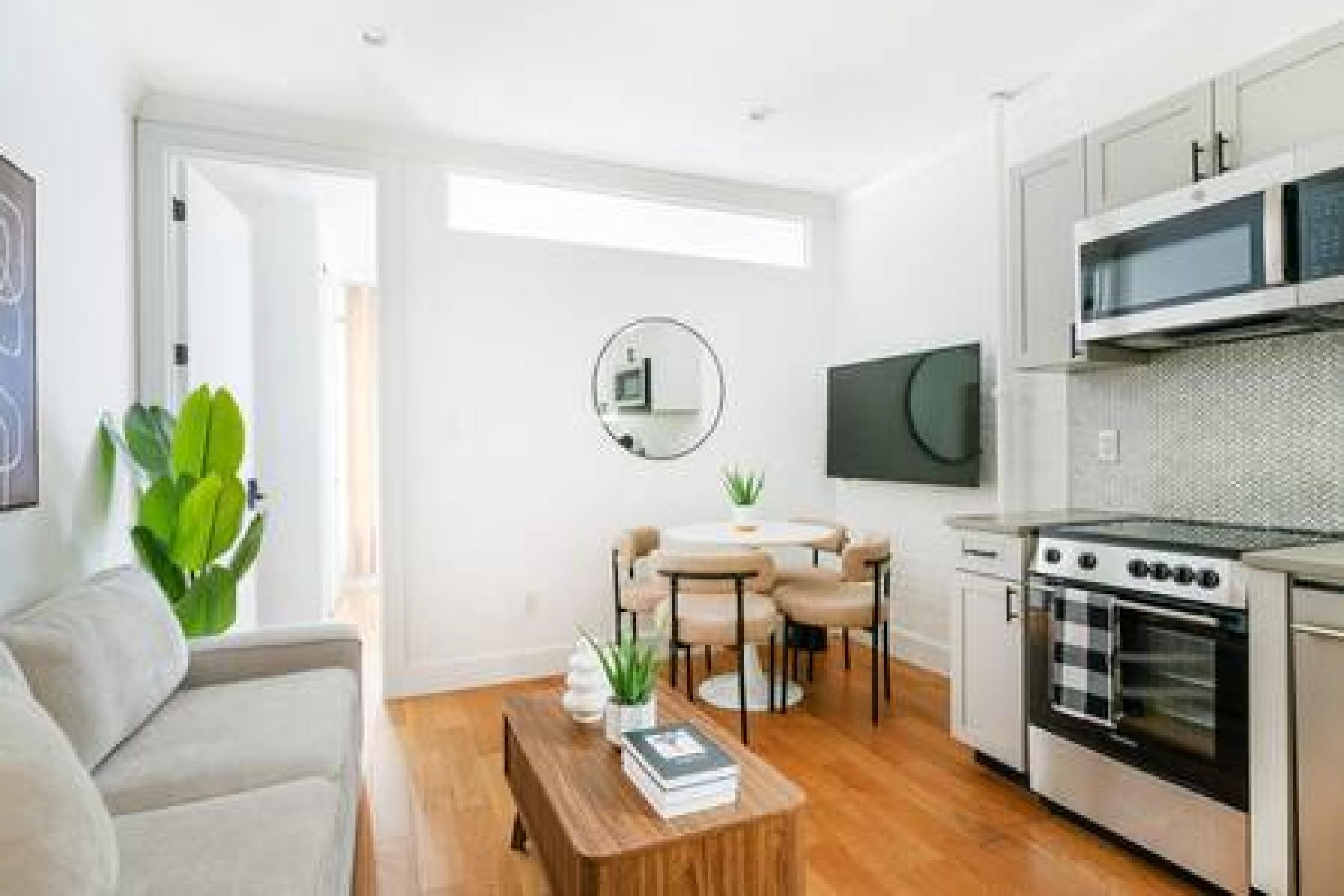 1290-6 Newly Renovated 2 Bedrooms In Ues - Long Island, NY