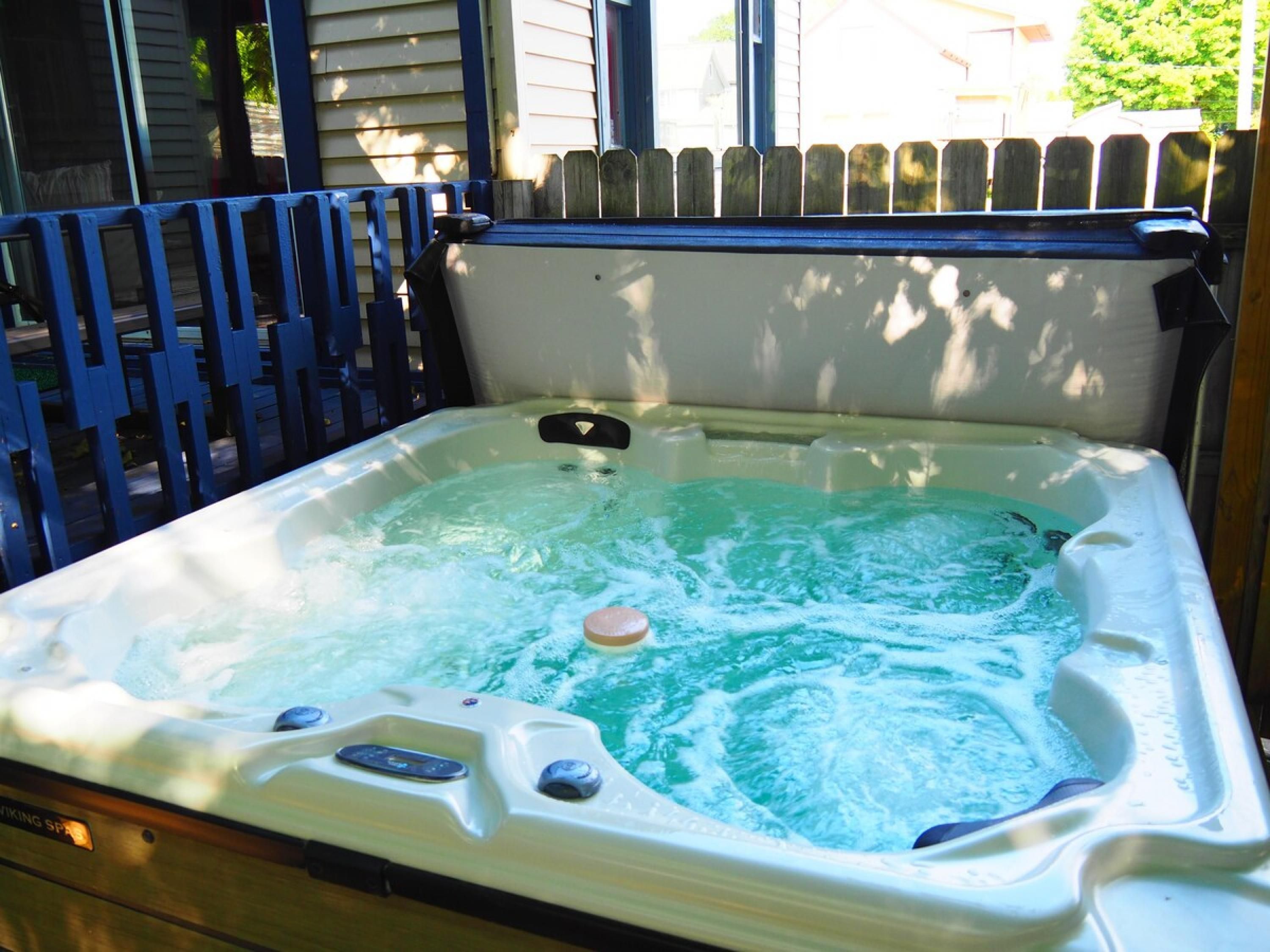 New! Restoration Cottage - Spa And Great Location - Frankfort, MI