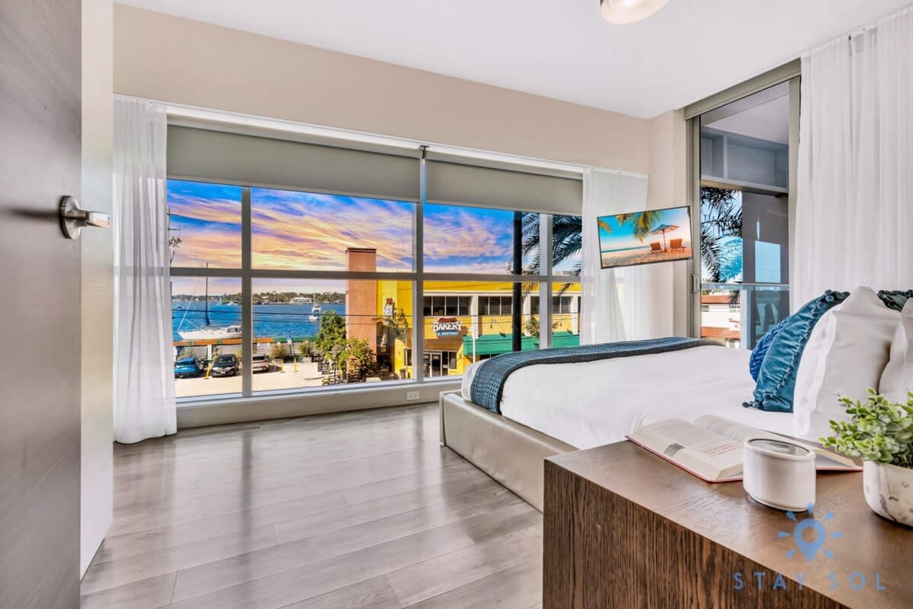 Apartment W Bay View Balcony  Pool   Up To 6  Gym - Dania Beach, FL