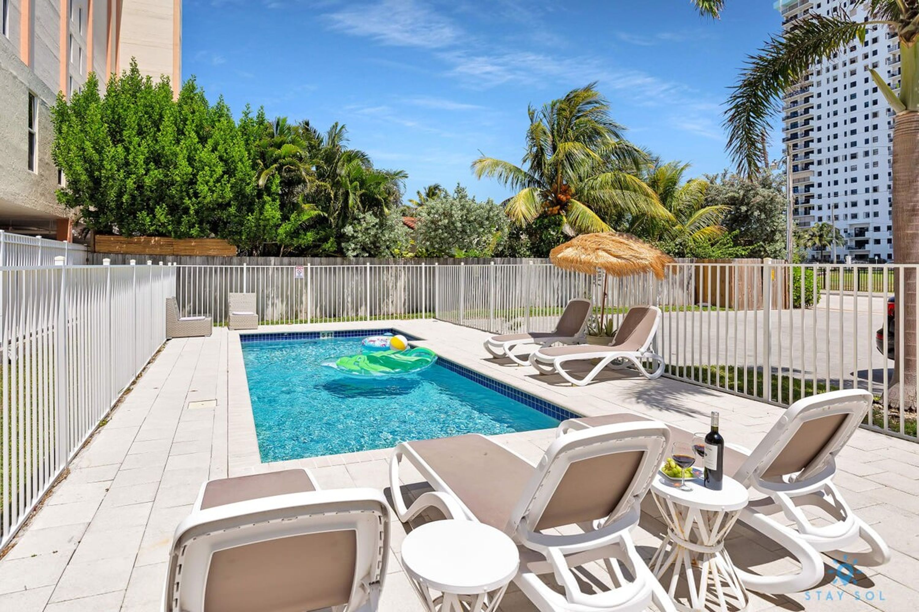 Free Parking  Bay View  Pool  Step To Beach - Dania Beach, FL