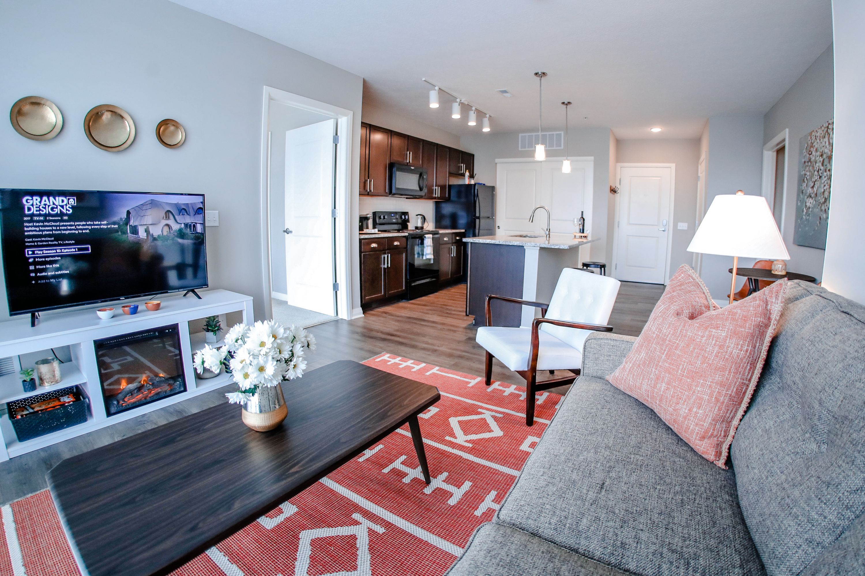 Downtown Designer 2br | Parking | W/d | Gym/pool! - Columbus, OH