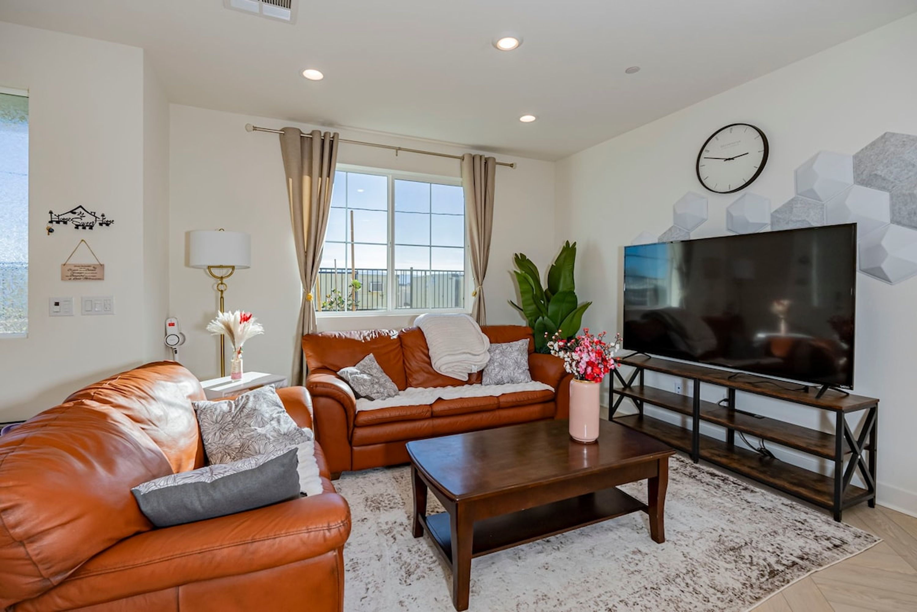 Luxurious Ontario Townhouse Ideal Family Retreat - Eastvale, CA