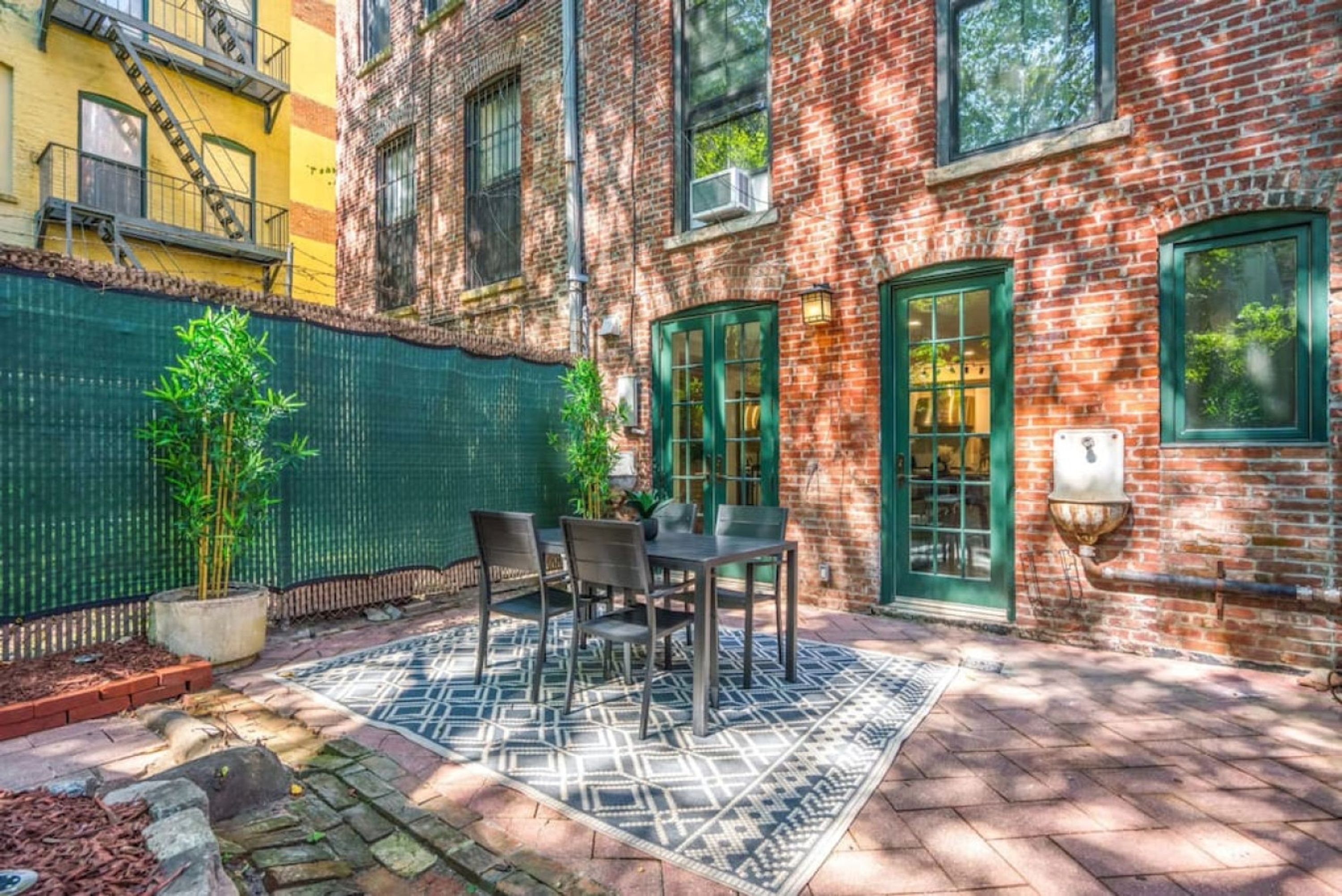 Family Brownstone W/ Private Backyard, Near Subway - Manhattan, NY