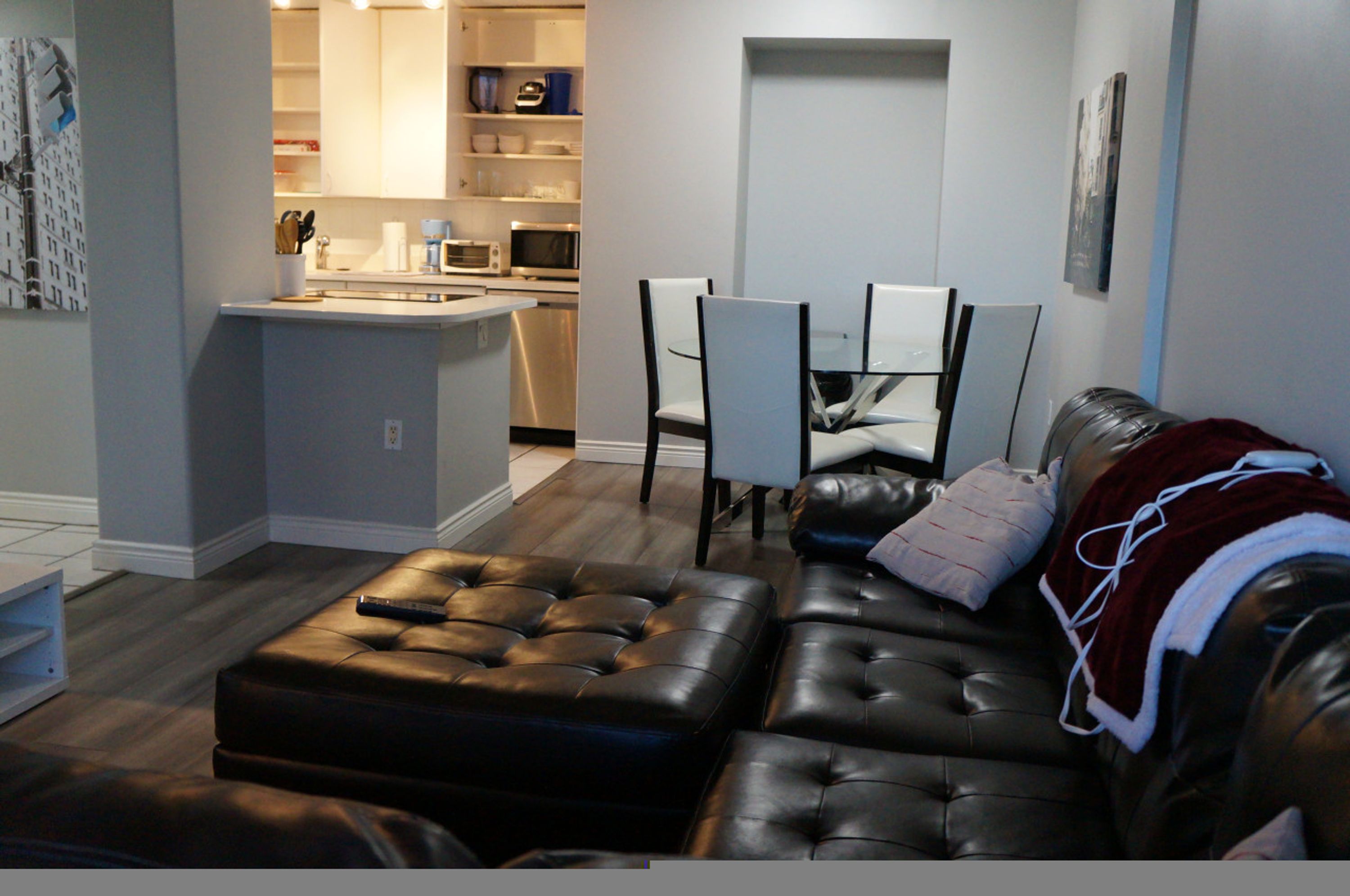 Elegant 2-bedroom Corporate Housing In Downtown Calgary For Prime Stays - Alberta