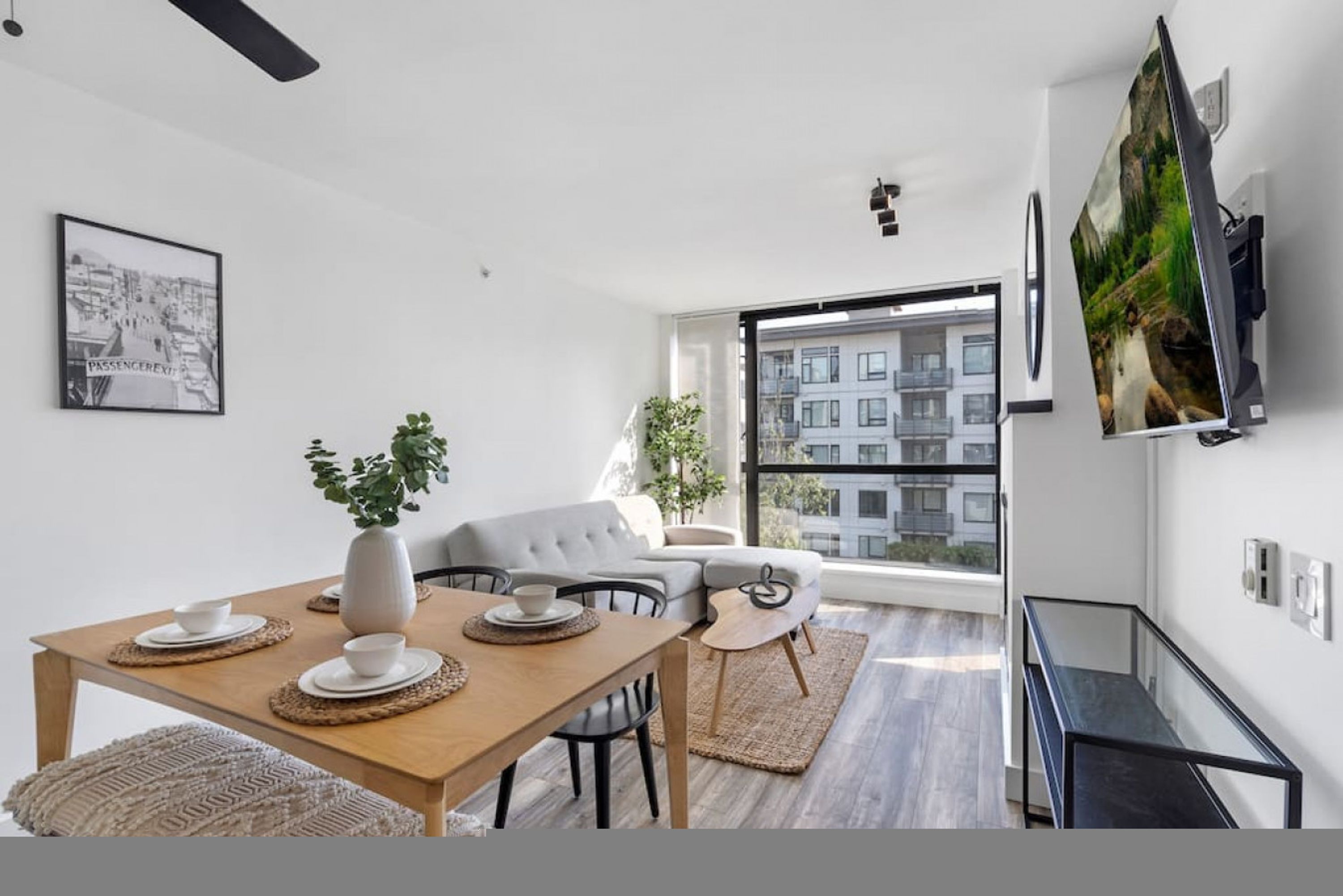 Upscale Flat In Lonsdale - Vancouver