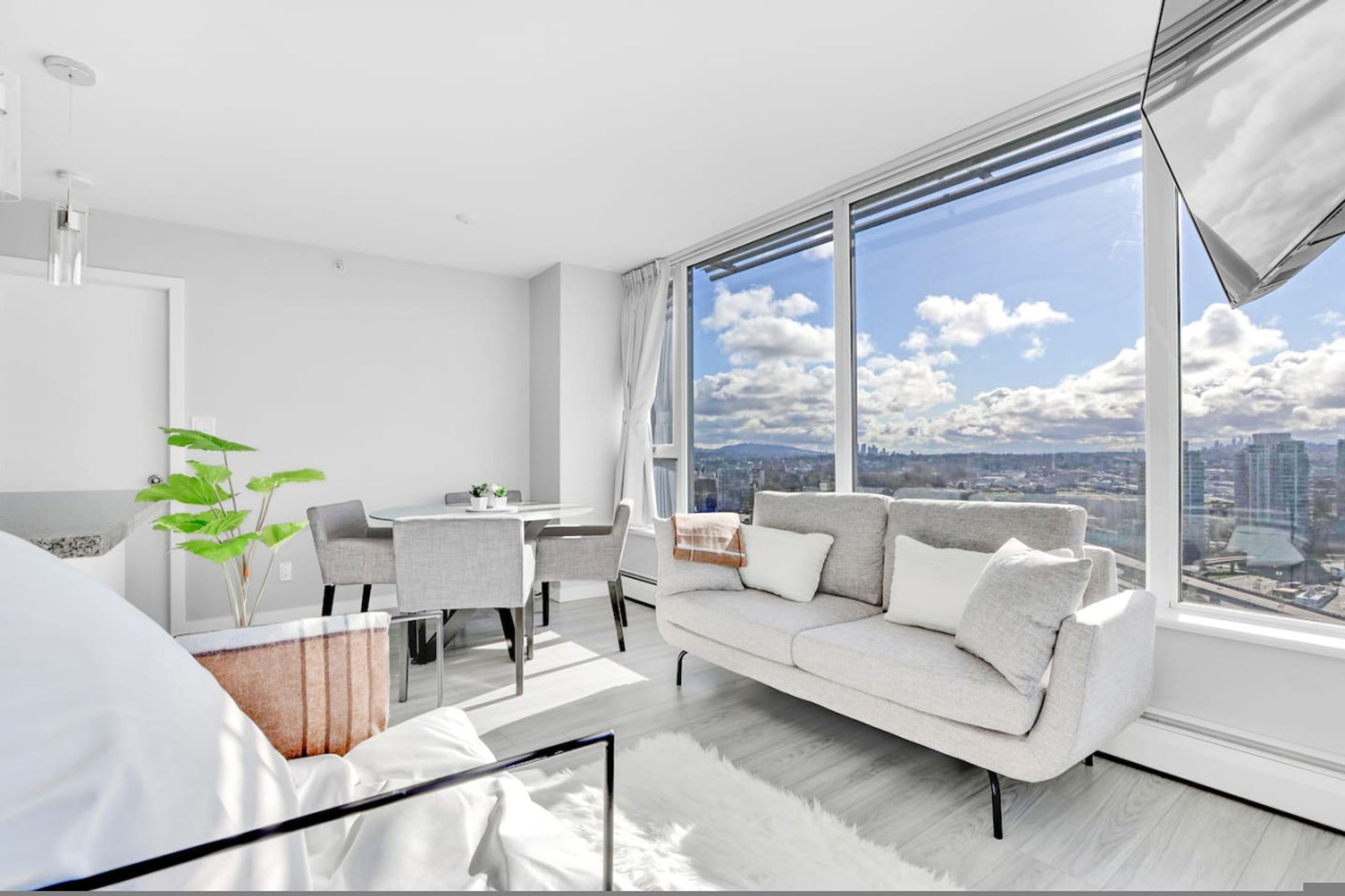 Spacious Downtown Condo - Vancouver