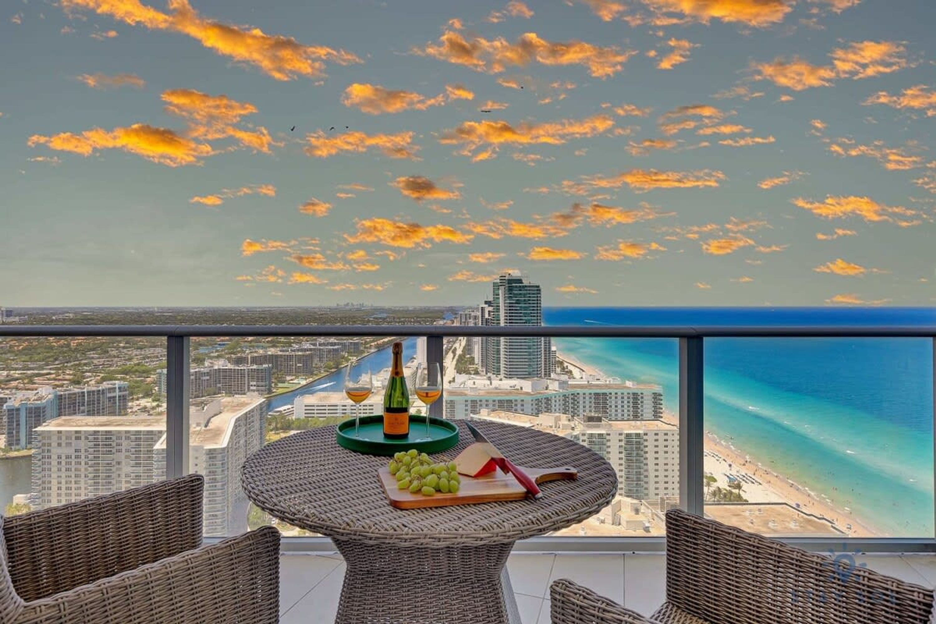 Seaside Elegance 1br Retreat  Stunning View - 데이비