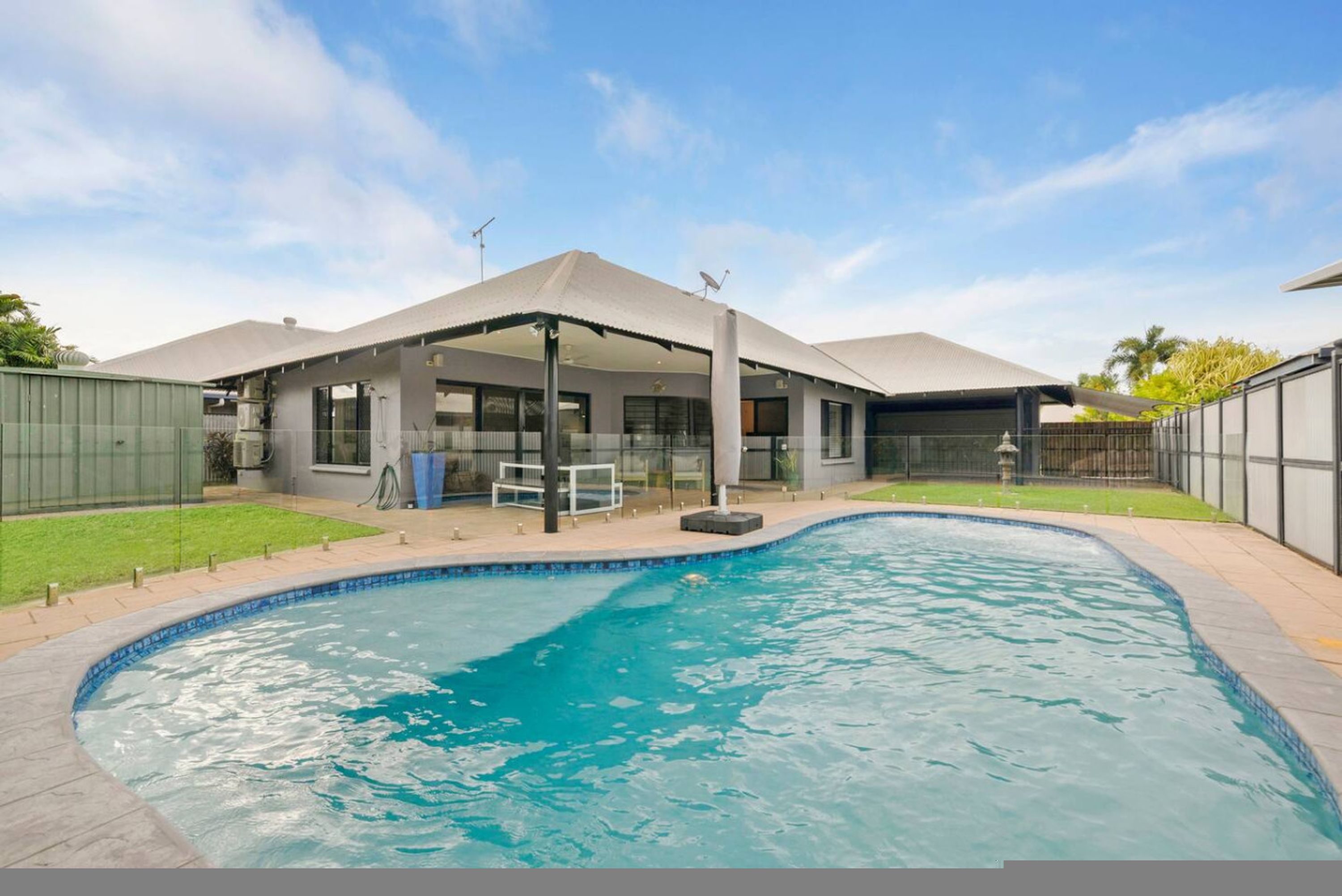 Cityside Hideaway: Pool - Workstation - Markets - Northern Territory