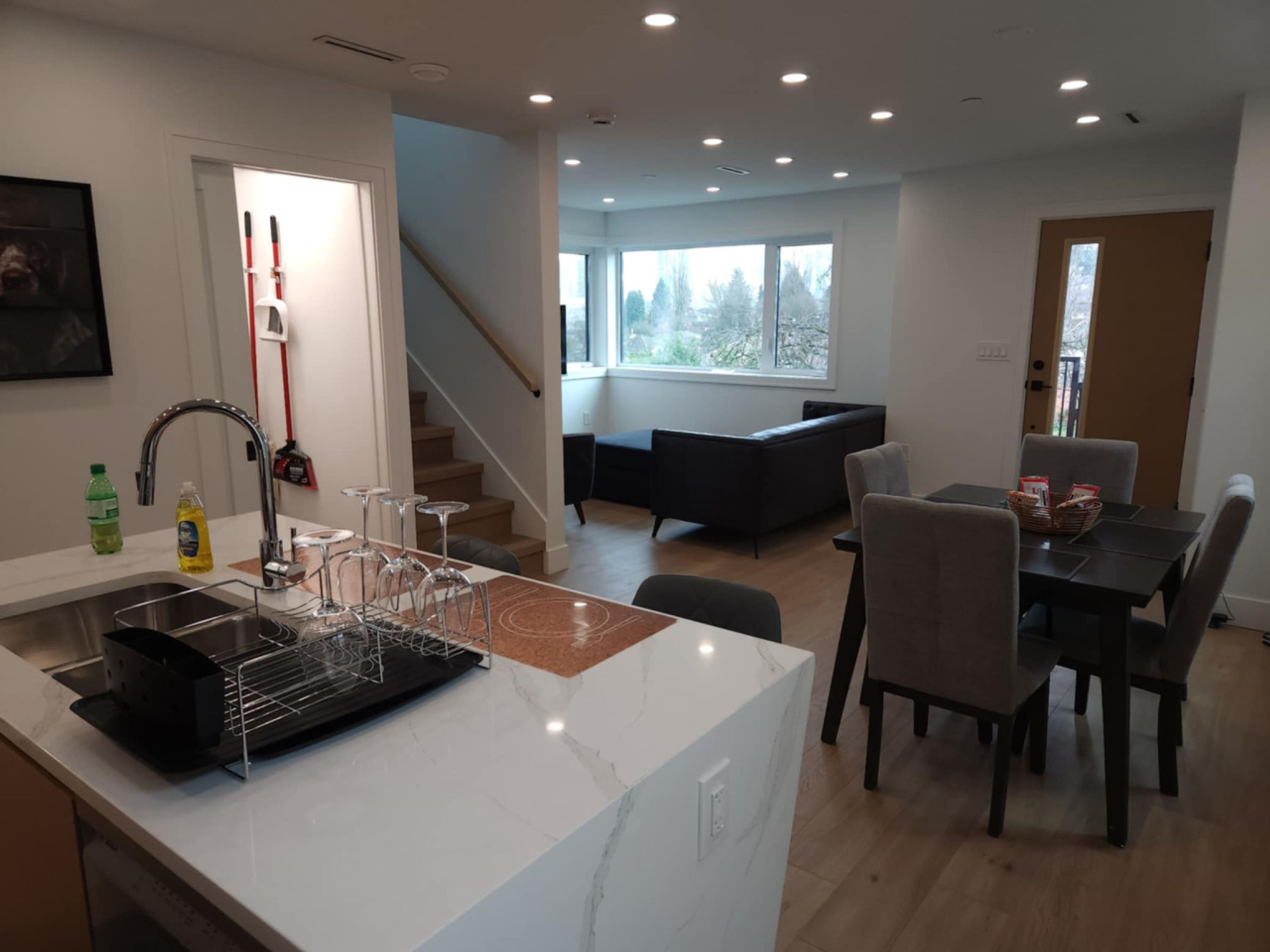 Exec-townhouse 2 Bedroom With View - Burnaby