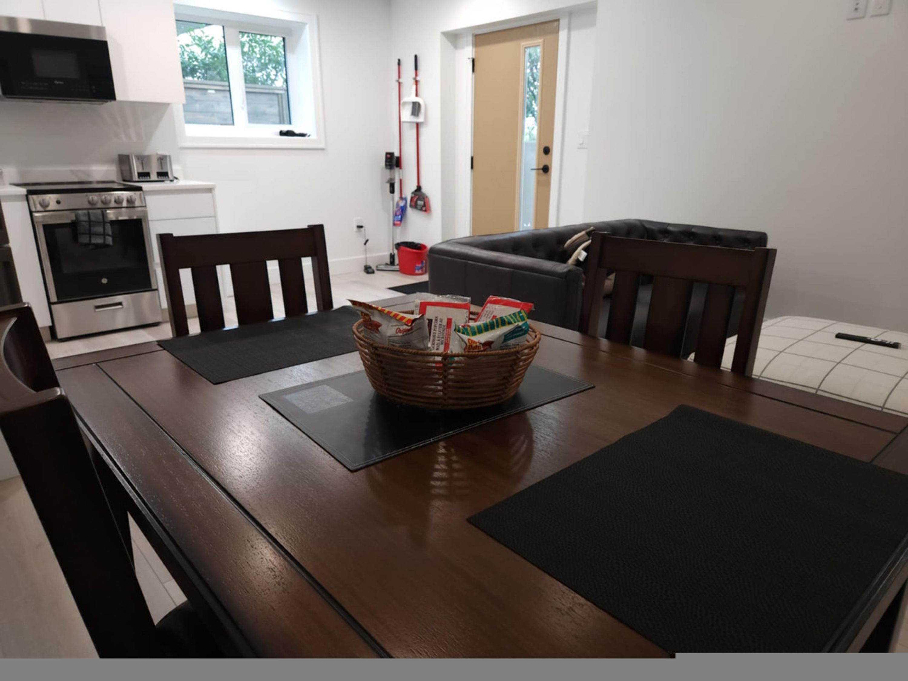 Exec-townhouse 1 Bedroom On Lower Floor - Burnaby