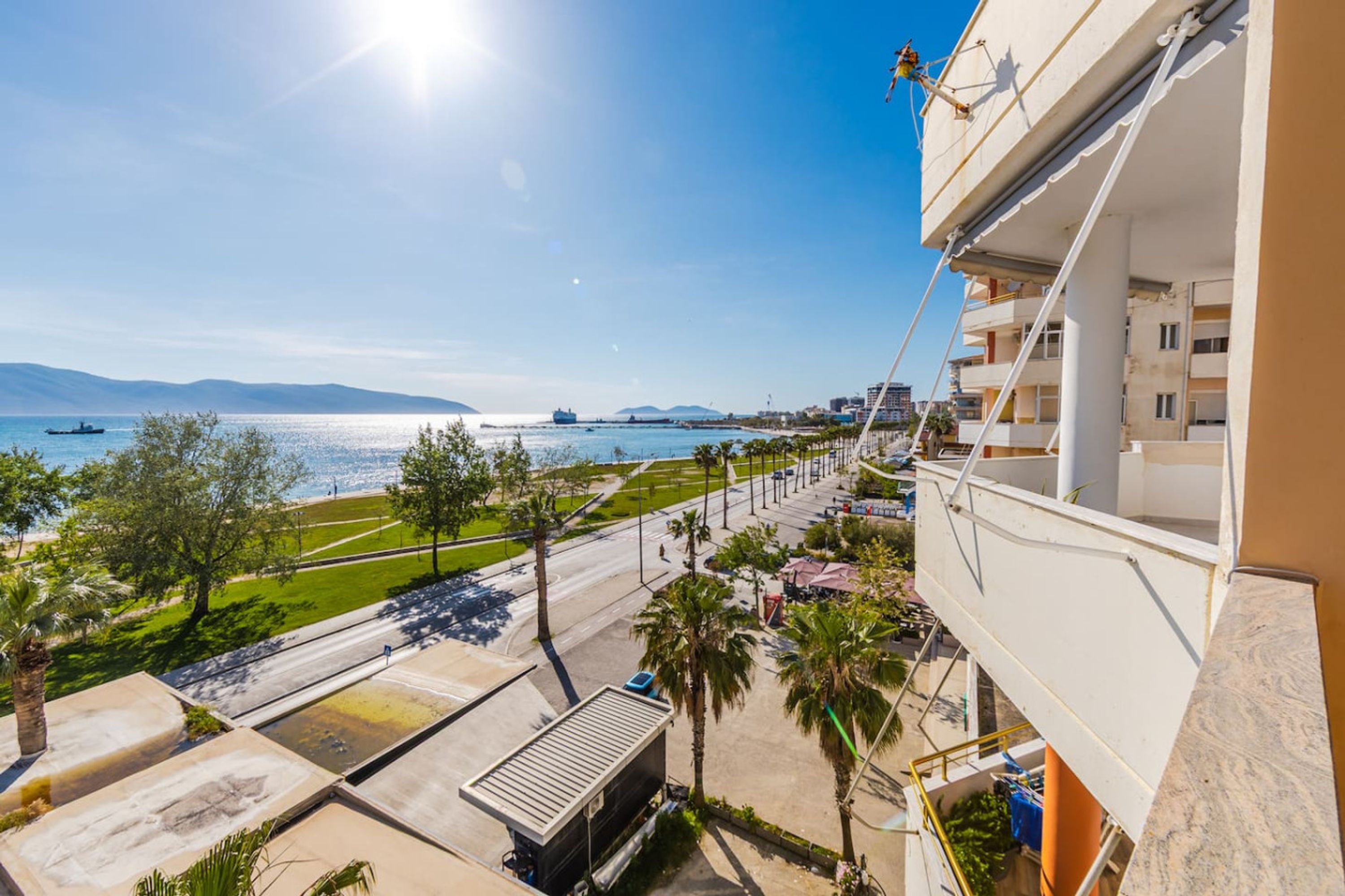 Beachfront Apartment - Near Beach & City - Vlorë