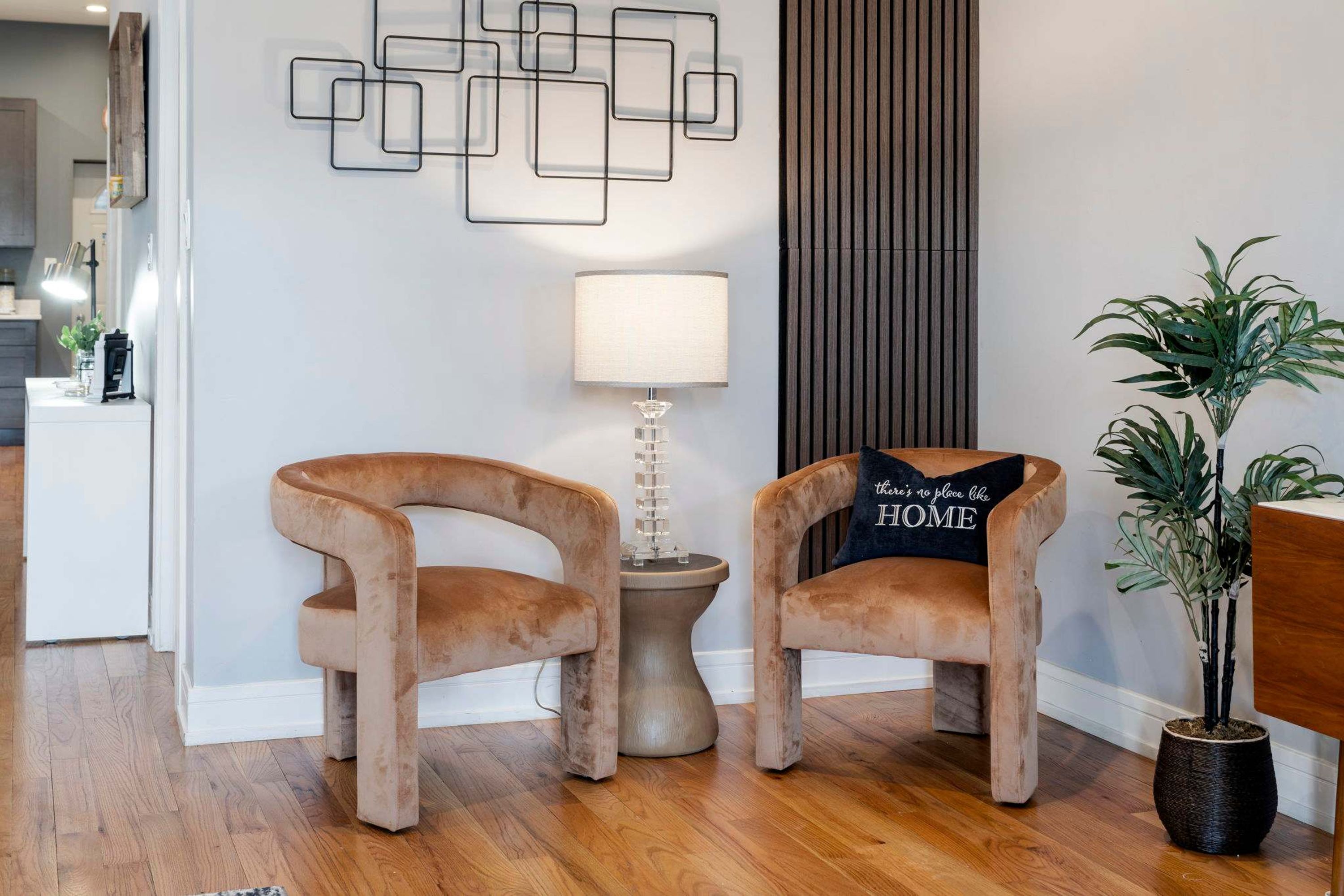 Cozy 2 Bed Home By West Loop With Parking   Laundry - Wrigley Field - Chicago