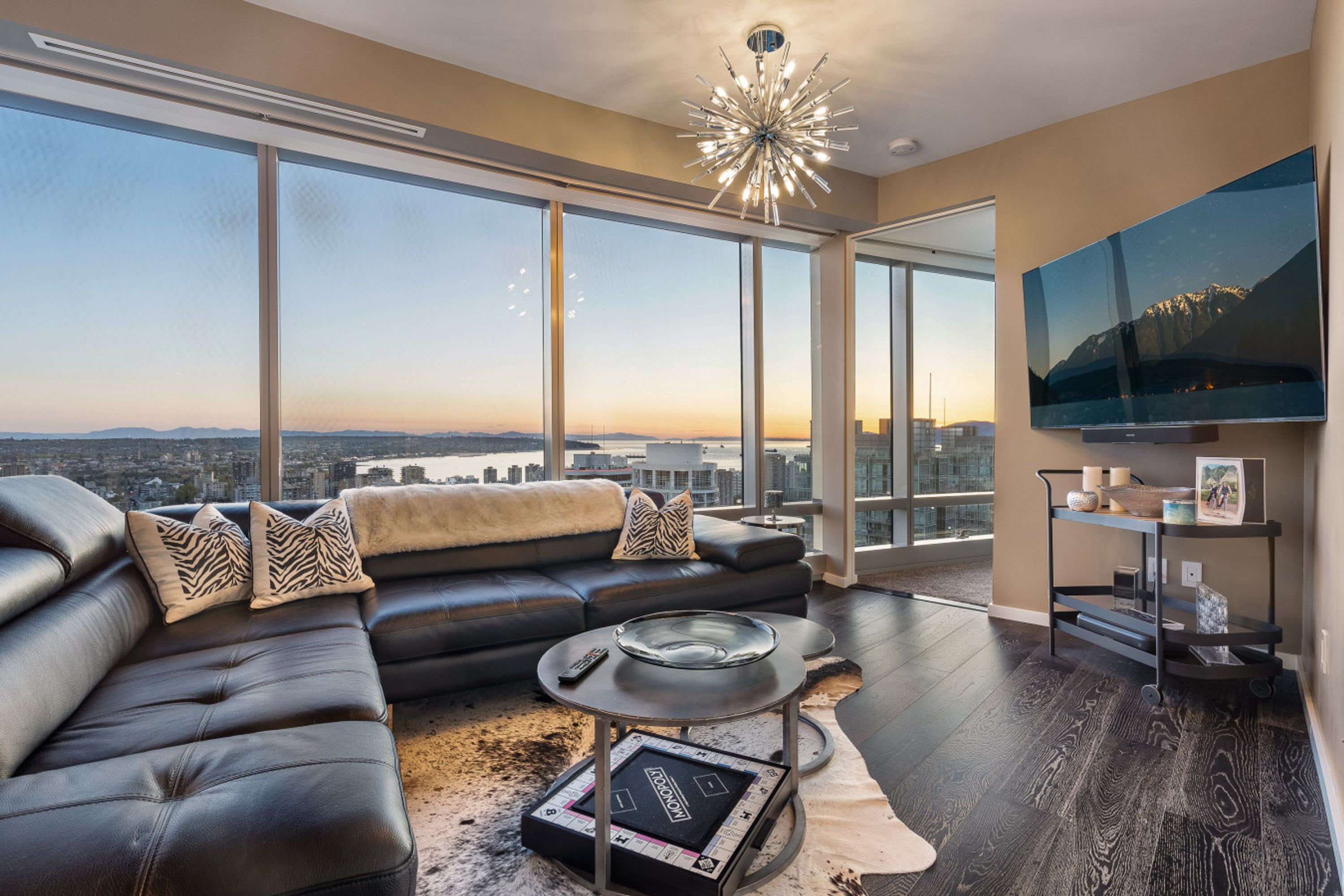 Upscale 2br Suite In Downtown - Vancouver Island