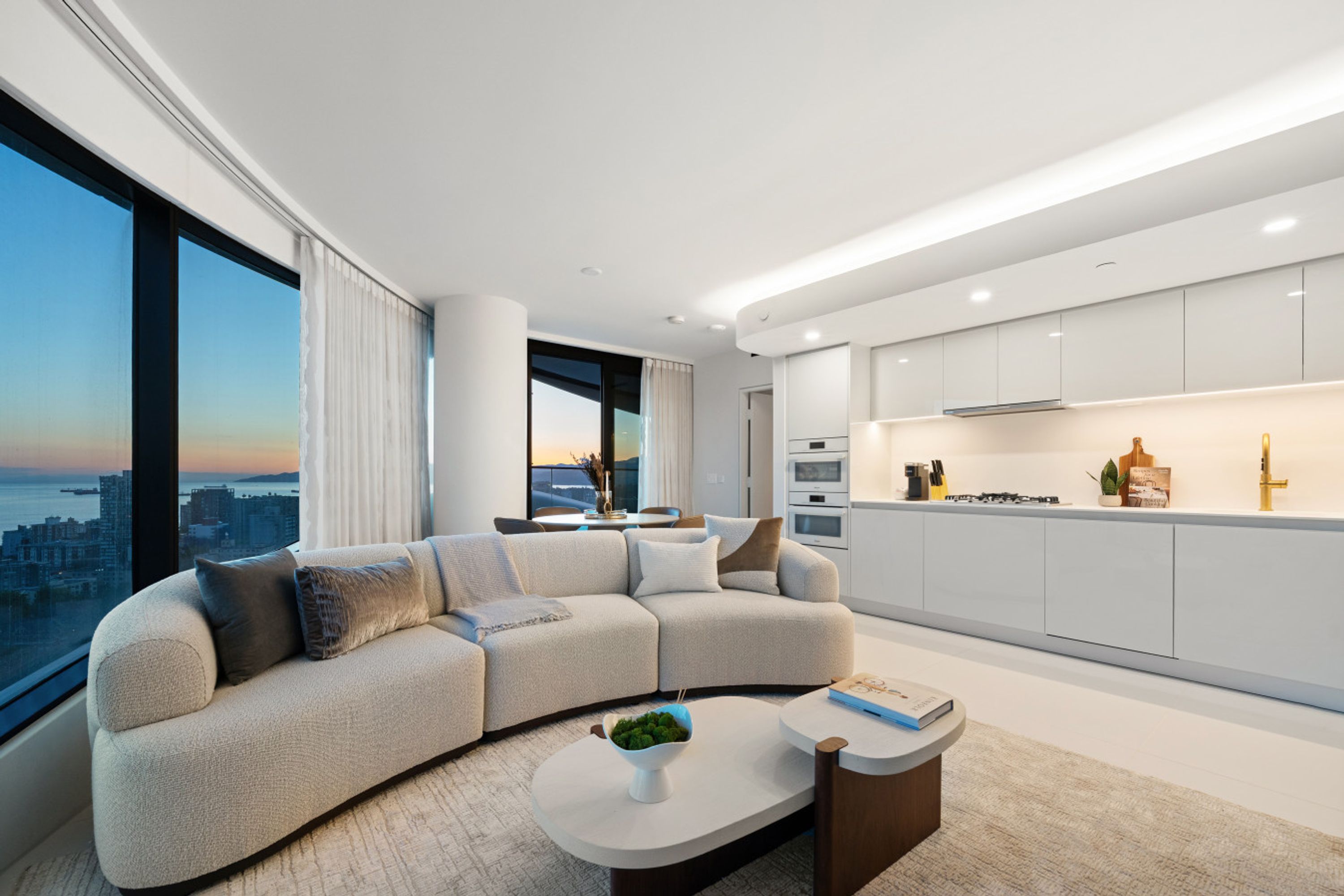 Opulent West End Suite|butterfly Tower - Vancouver