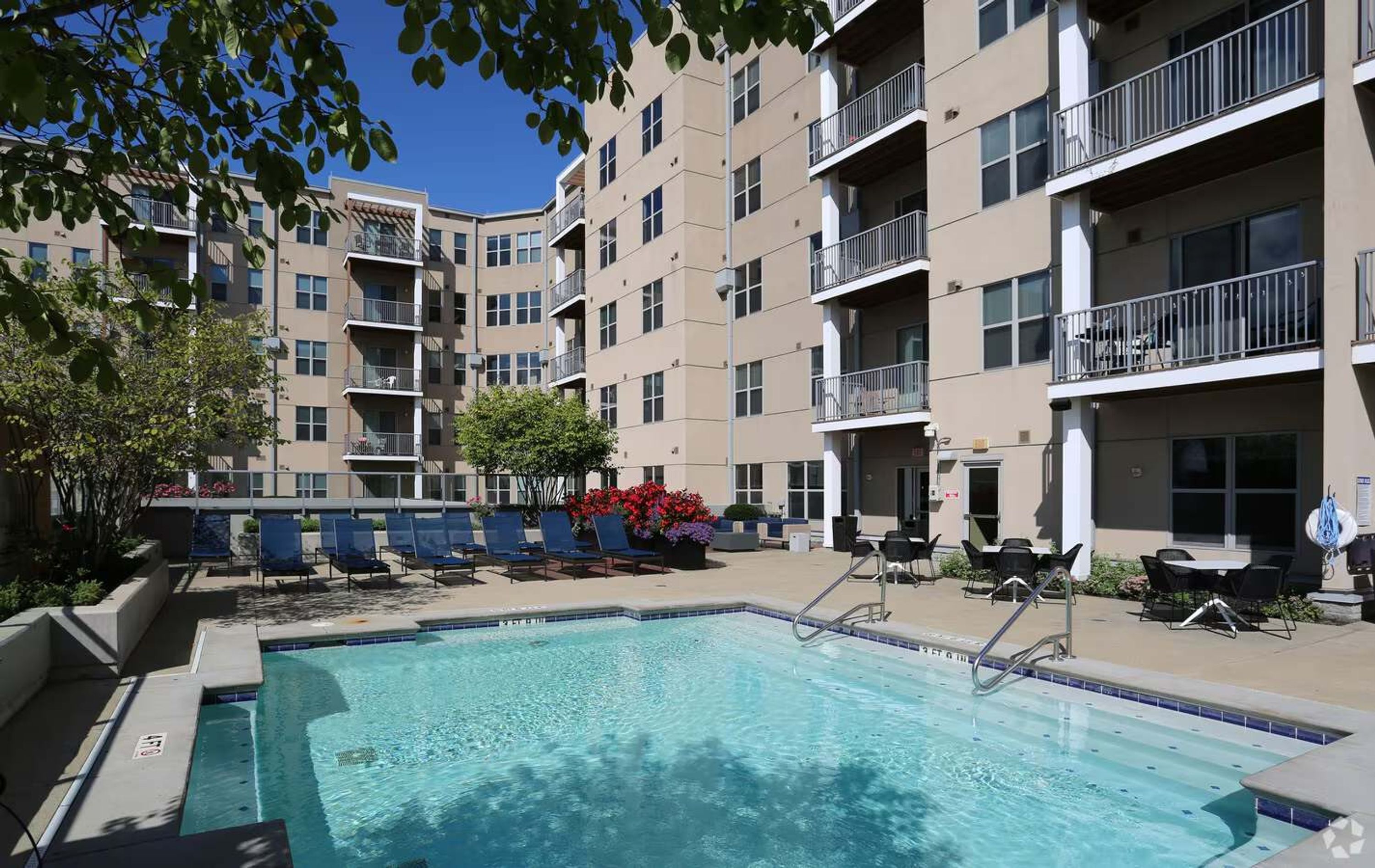 Two Cozysuites At The Banks With Pool 18 - Cincinnati, OH
