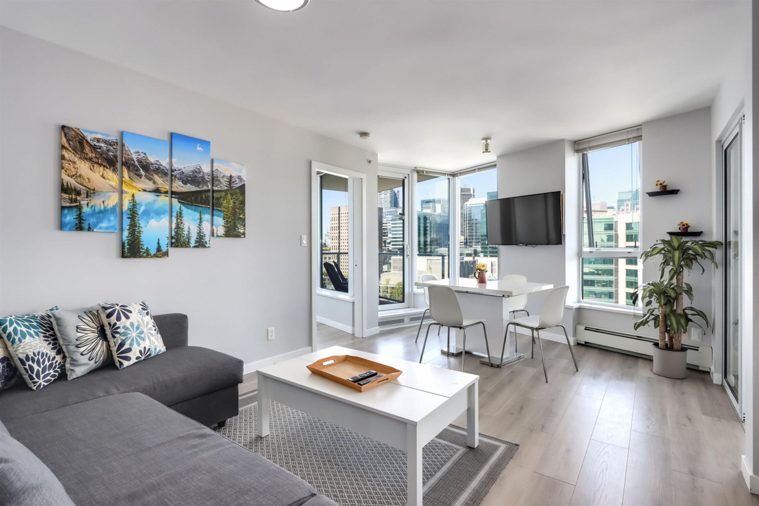 Downtown Vancouver 2br W/ Balcony - Vancouver